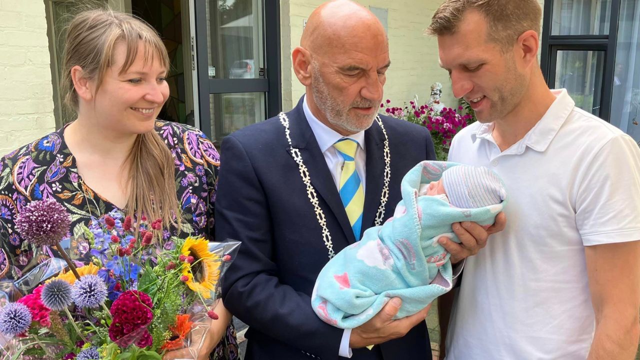 Burgemeester Daan Prevoo op bijzondere kraamvisite in Valkenburg